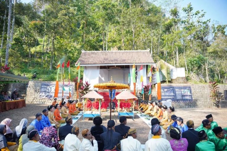 Semarak Upacara Adat Tetaken Gunung Limo - Pacitanku