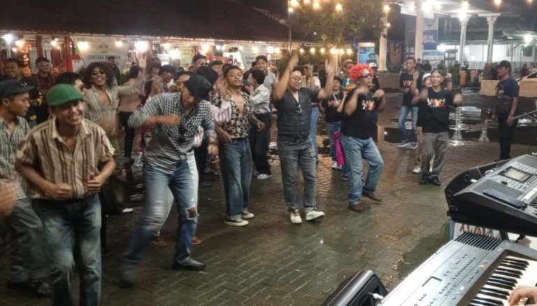 Goyang Jadul Menggema di Pasar Minulyo Pacitan - Pacitanku