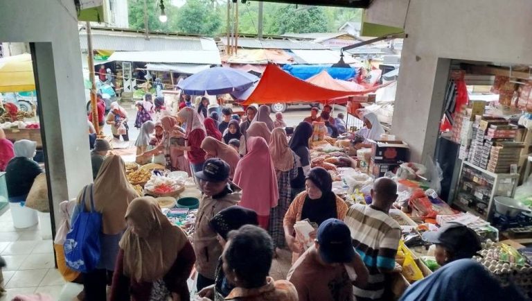 Pasar Kliwon Tulakan Padat Pengunjung Jelang Lebaran