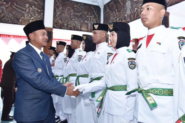 Bupati Kukuhkan Paskibraka Pacitan - Pacitanku