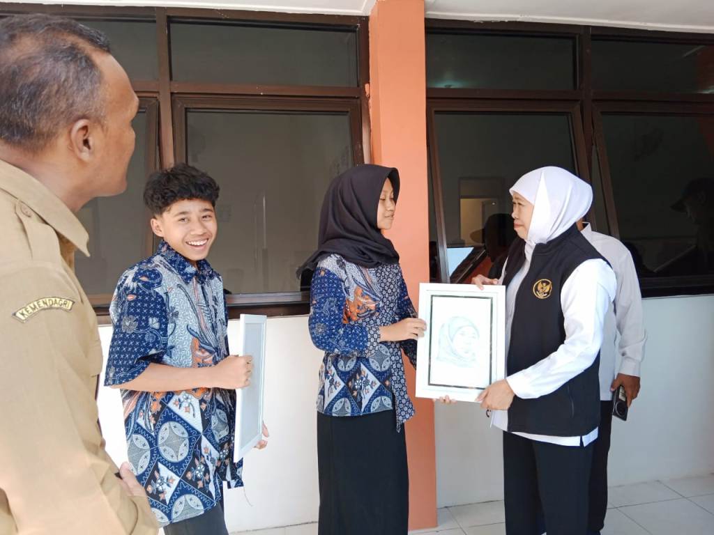Momen Menyentuh Khofifah Bertemu Siswa Sekolah Rakyat di Pacitan