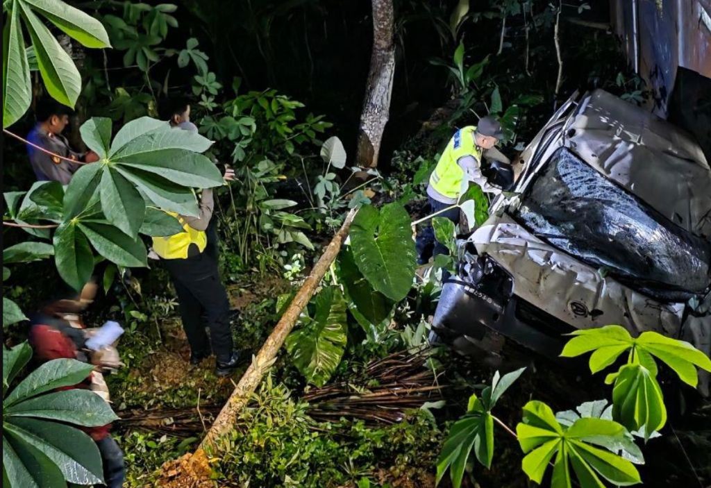 Mobil Gran Max Hantam Tembok Rumah di Pacitan, Sopir Alami Luka di Kepala